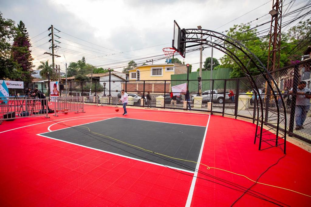 Inauguran cancha y restauración del parque La Leona