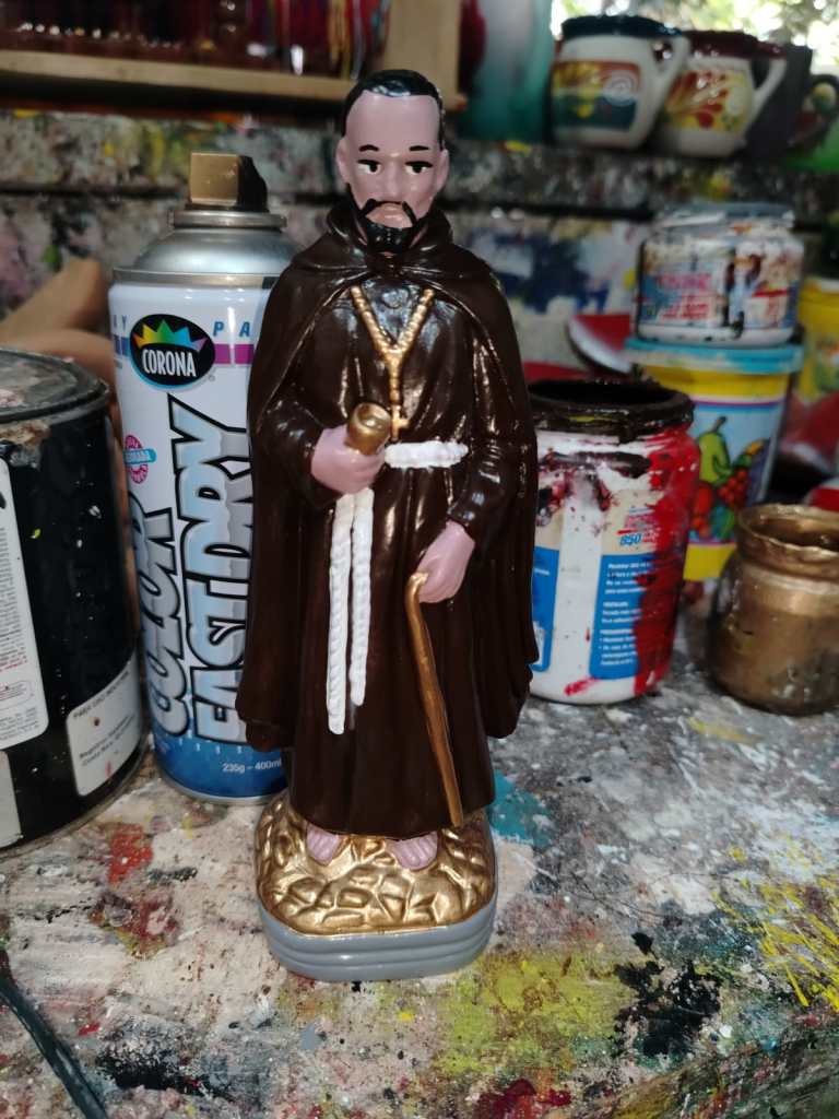 Don Pedro Servellón restaura con fe la imagen de San Pedro, herencia de ...